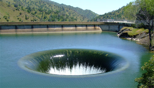 Il grande buco californiano in mezzo al lago