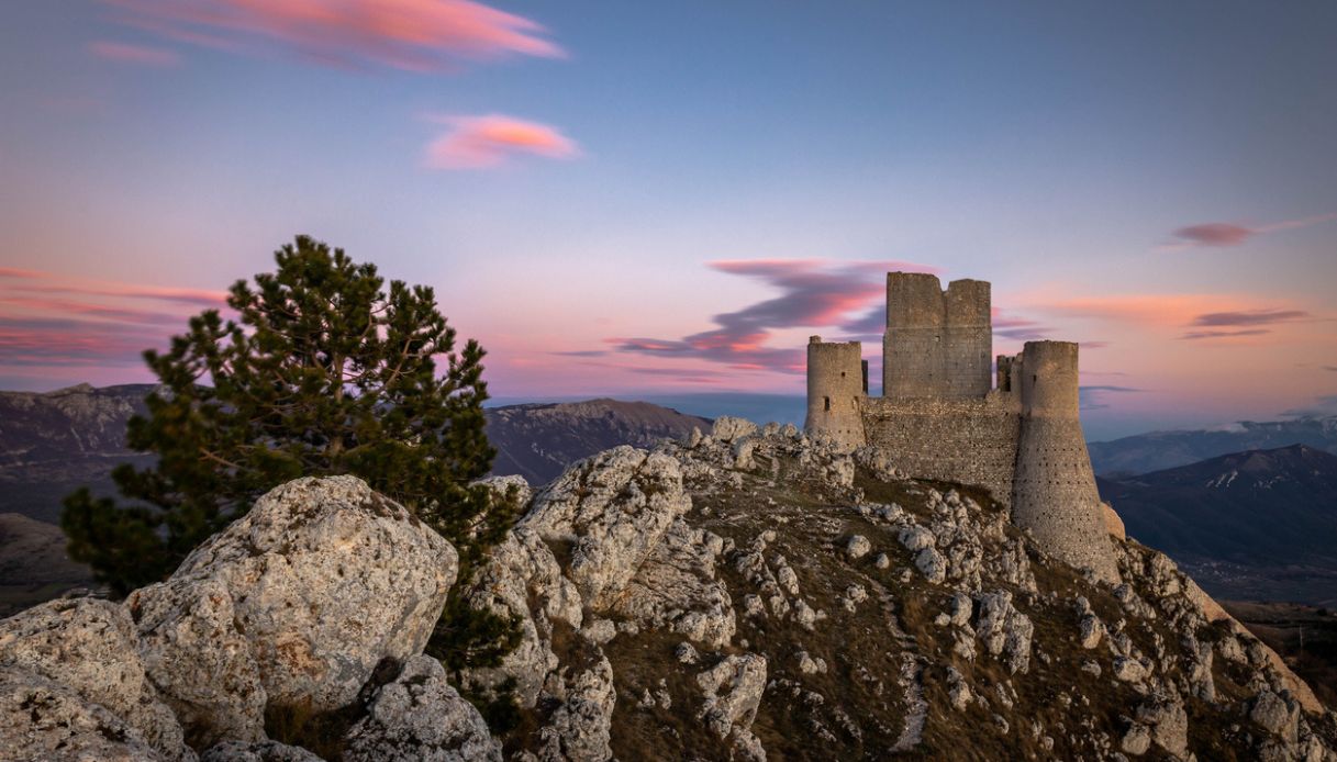 Il borgo di Rocca Calascio e la sua fortezza