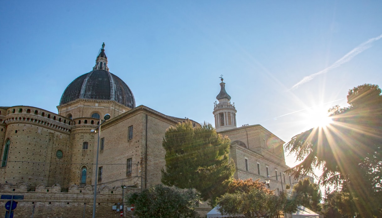 Loreto, il borgo tra le mura della basilica