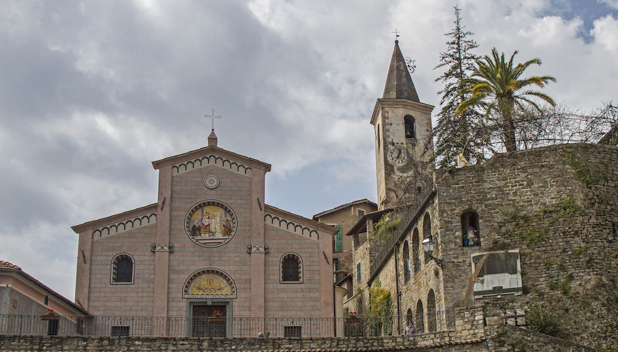 Apricale: in Liguria, il borgo di pietra baciato sempre dal sole