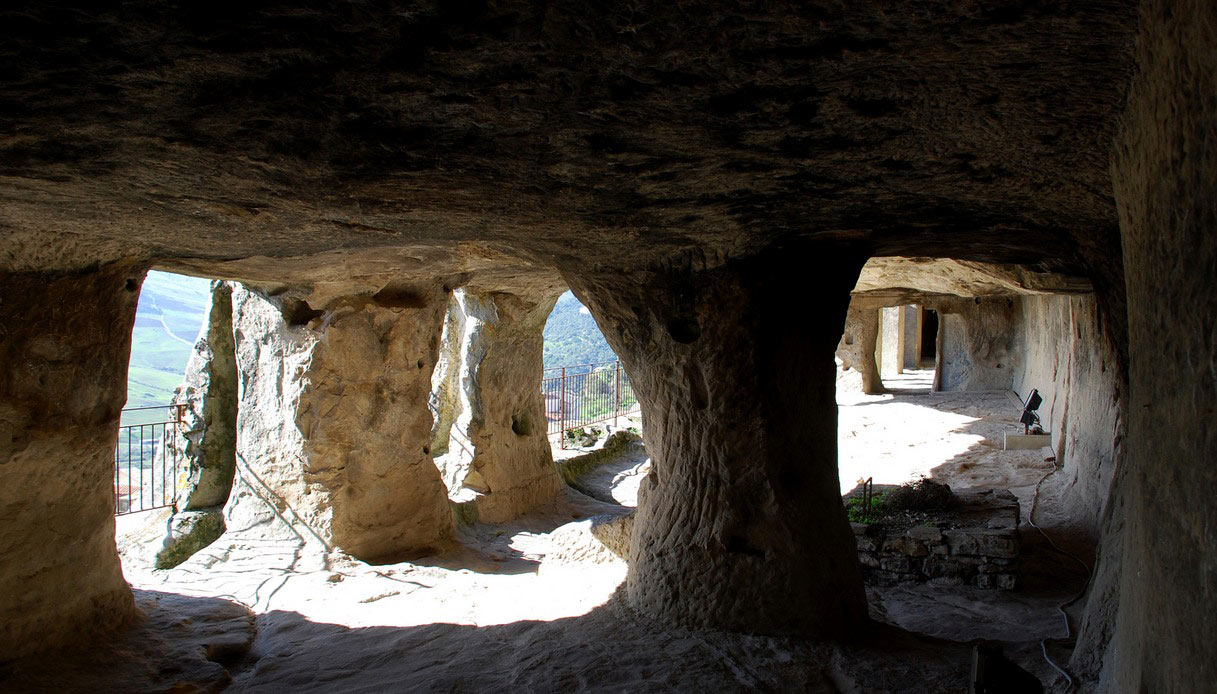 Sperlinga, il borgo siciliano nato dalla roccia