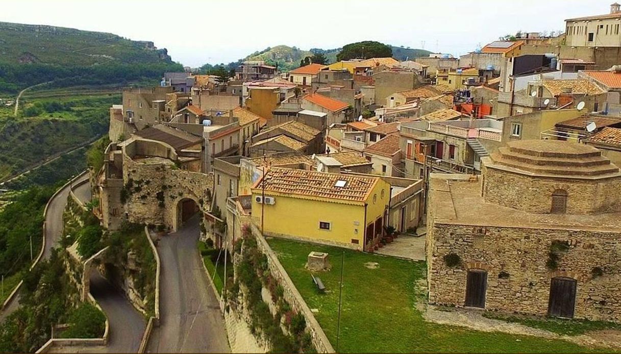 Rometta, il borgo di Sicilia che cela antichissime grotte saracene