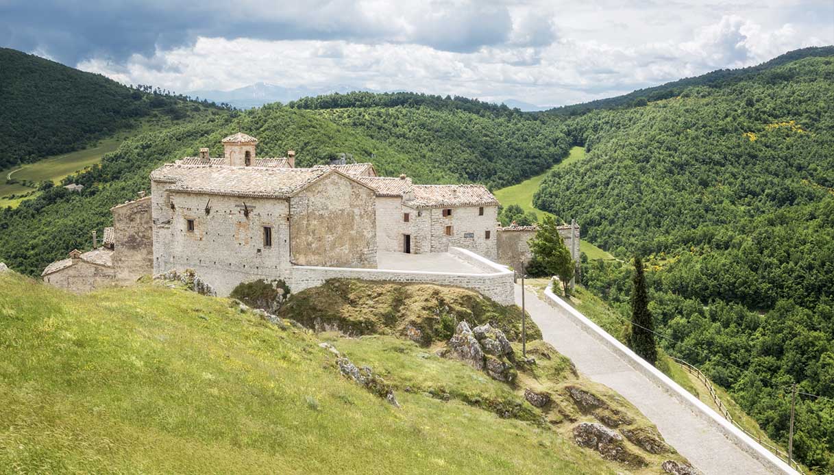 Alla scoperta di Elcito, il borgo delle Marche rimasto fermo nel tempo