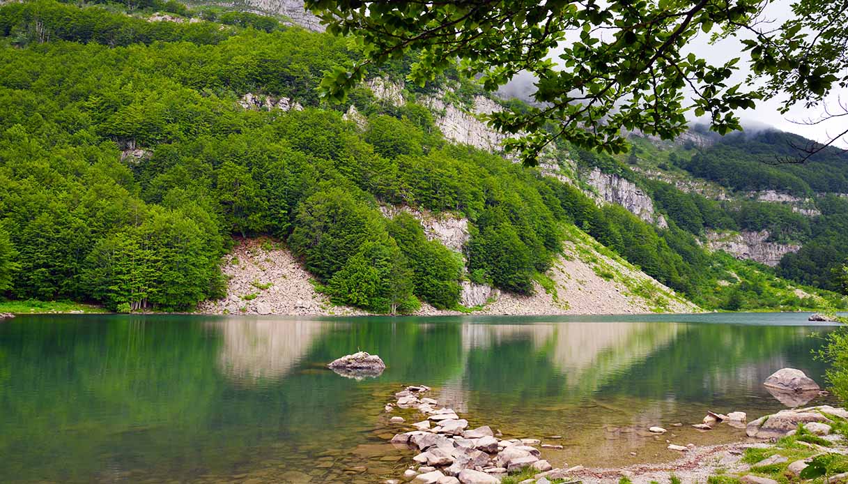 Cosa fare a Lago Santo Modenese, legato alla leggenda di Romeo e ...