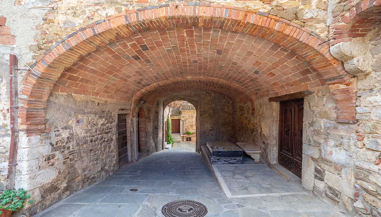 Montemerano, un borgo medievale nella Maremma toscana