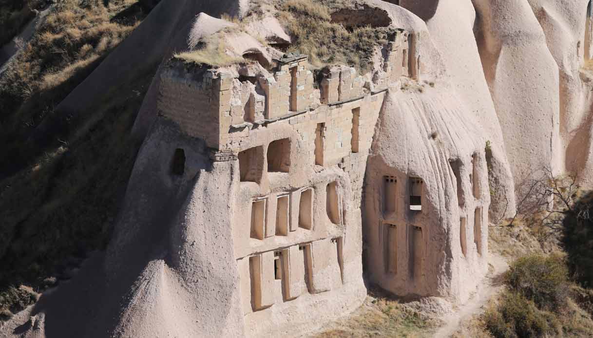 Uchisar, la città scavata nella roccia, è la Matera turca