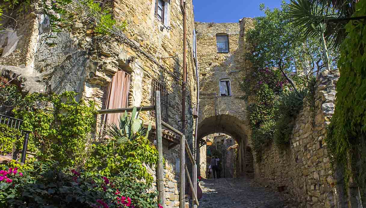 Bussana Vecchia, l’antico borgo abbandonato rinato dalla passione degli ...