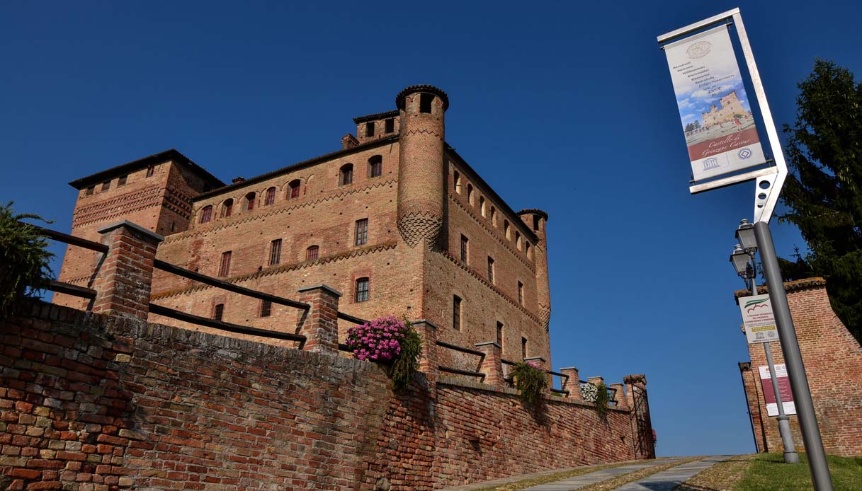 Grinzane Cavour, lo storico borgo del Piemonte con l’iconico castello