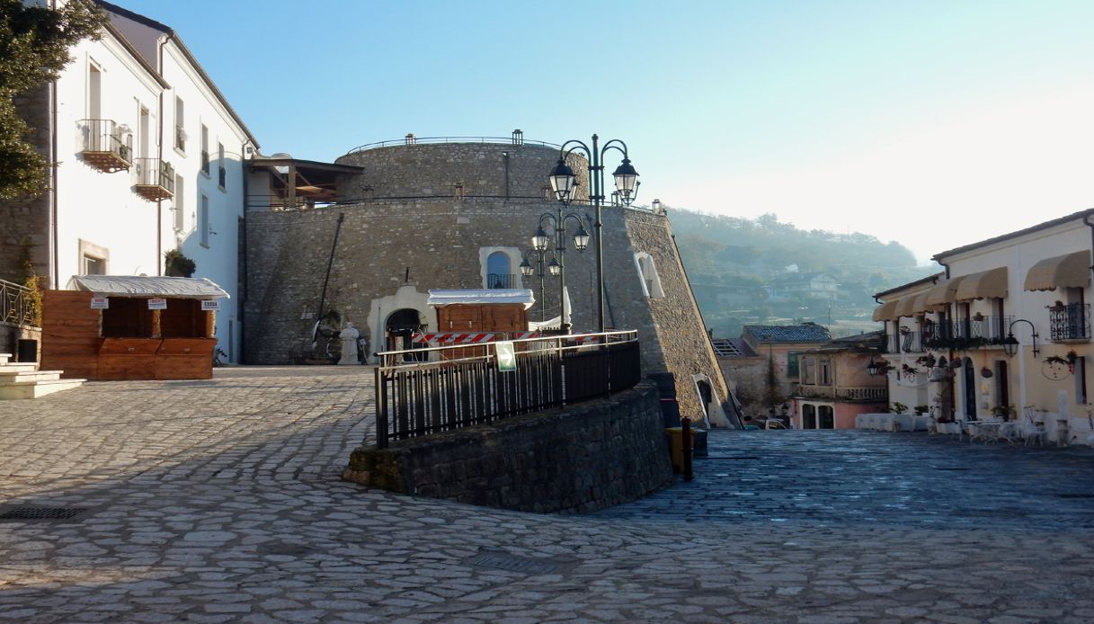 Viaggio nella Pompei del '900: Apice Vecchia il borgo fantasma