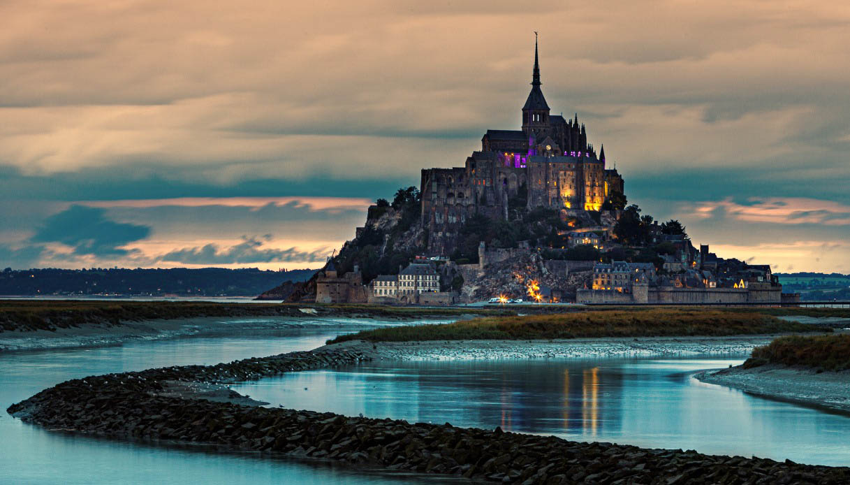 Lo spettacolo dell’isola mistica che emerge dall’acqua