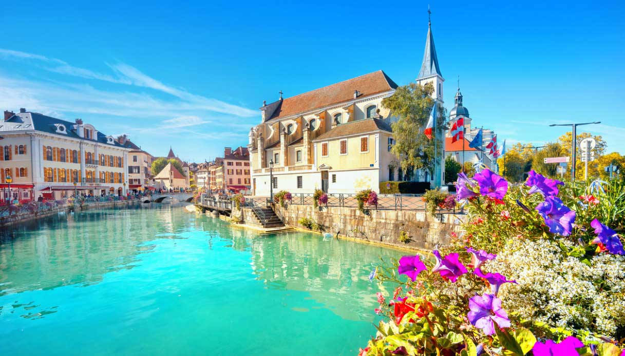 Incastonata tra le Alpi c’è una città da fiaba sospesa sull’acqua