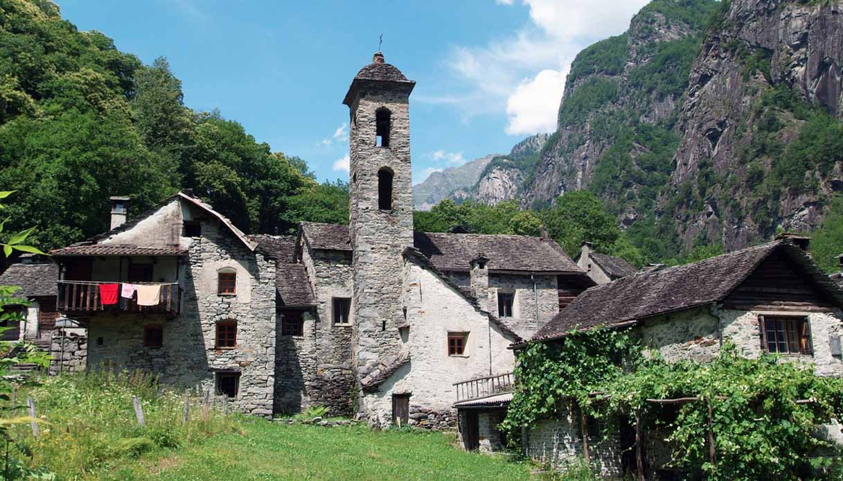 Il villaggio di Foroglio nella valle senza elettricità