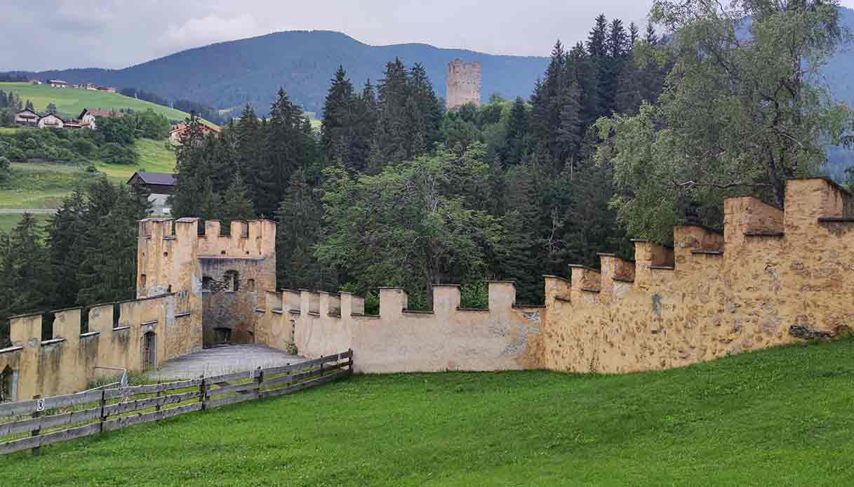 Il Castello di Monguelfo in Val Casies è un piccolo gioiello medievale