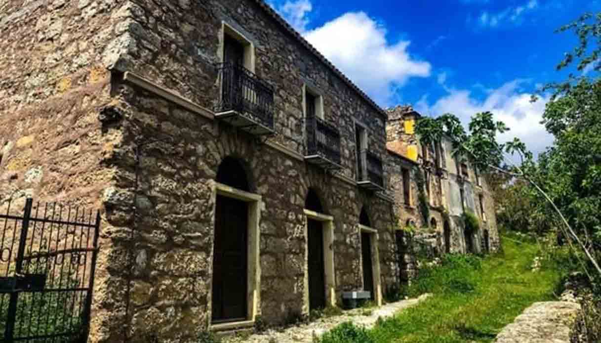 Il borgo abbandonato della Sardegna che rivive due giorni all’anno ...