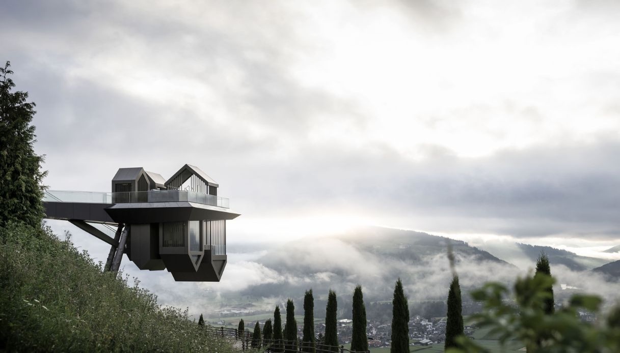 Il centro benessere a testa in giù, sospeso tra cielo e terra