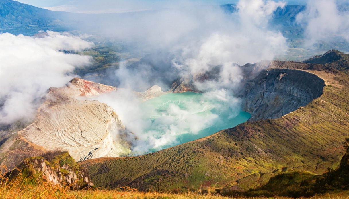 In Indonesia esiste un vulcano magico dalla lava blu. Dove si trova
