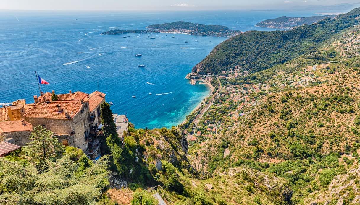 Il borgo della Costa Azzurra che sembra uscito da una fiaba