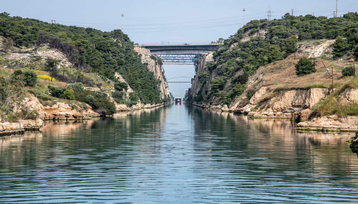 Come attraversare il Canale di Corinto e cosa visitare in città