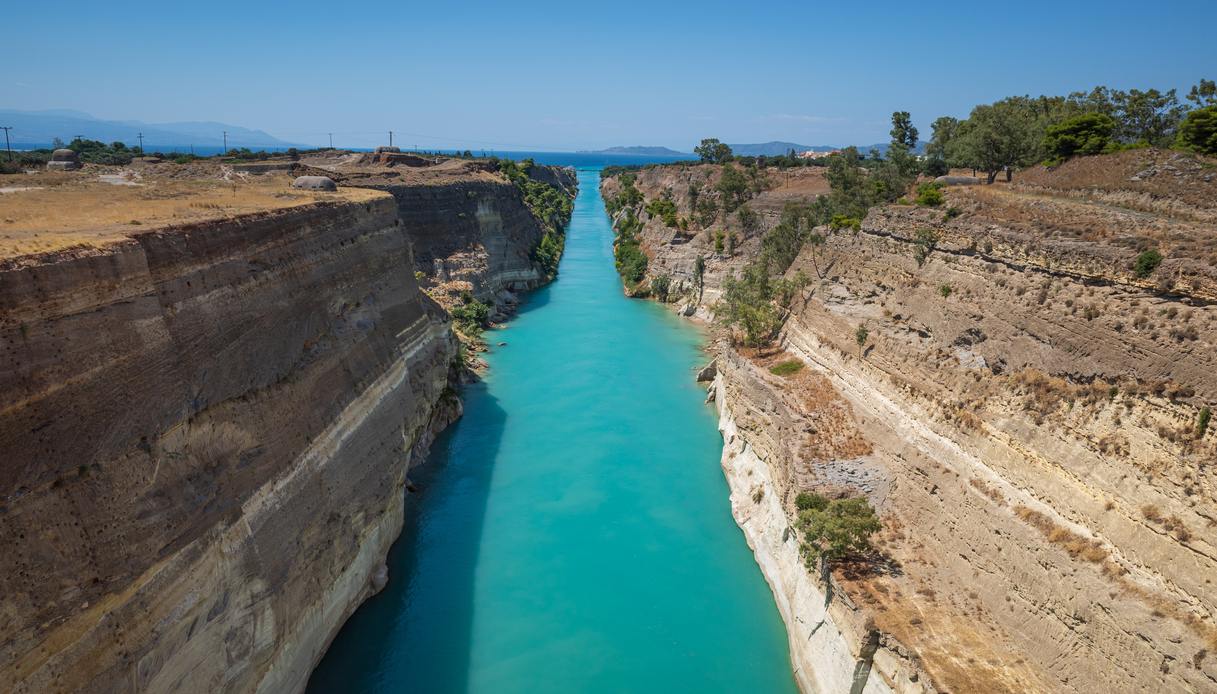 Come attraversare il Canale di Corinto e cosa visitare in città