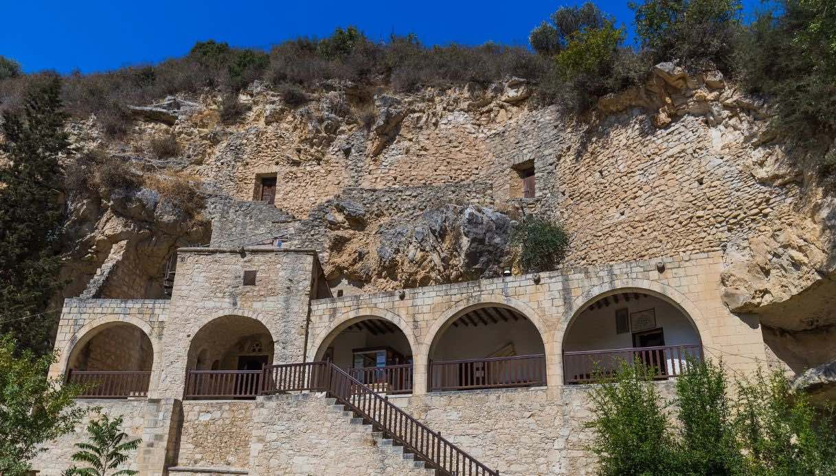 Da questa roccia è nato un monastero: è il più bello dell’isola