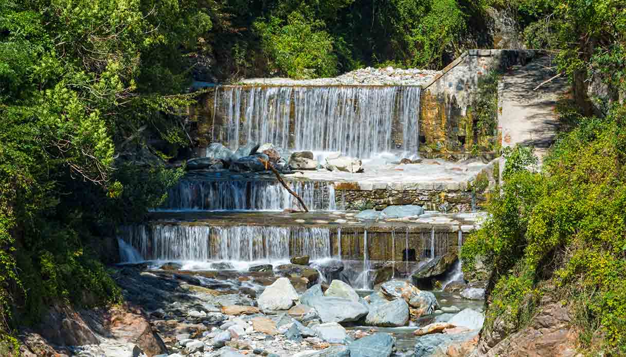 Domaso, il borgo del Lago di Como con le pozze smeraldine e una cascata top