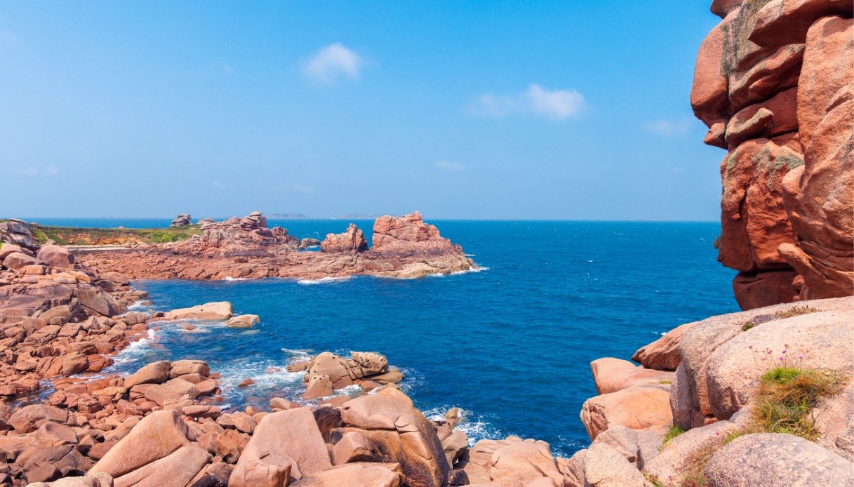 La passeggiata vista mare che attraversa rocce di granito rosa