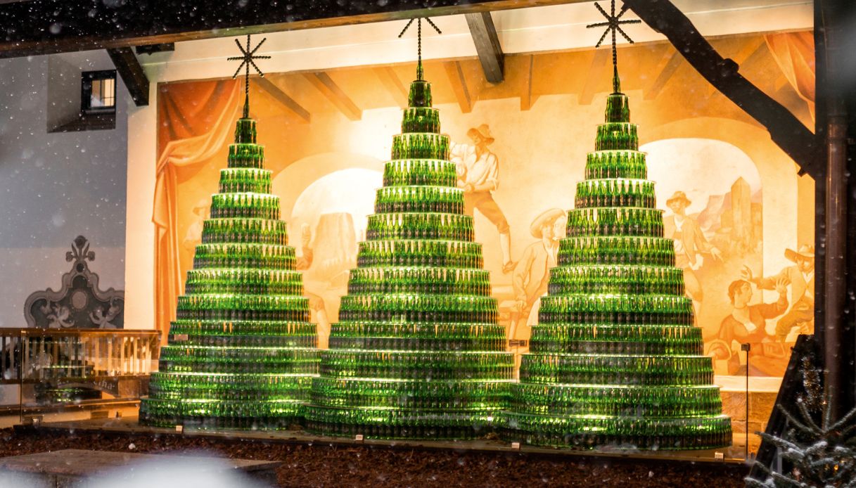 Questa fabbrica di birra è stata trasformata in una foresta di Natale