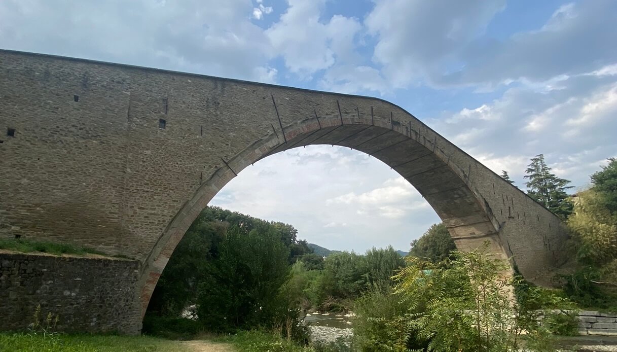 Emilia Romagna: Castel del Rio fra fiume Santerno e grande architettura