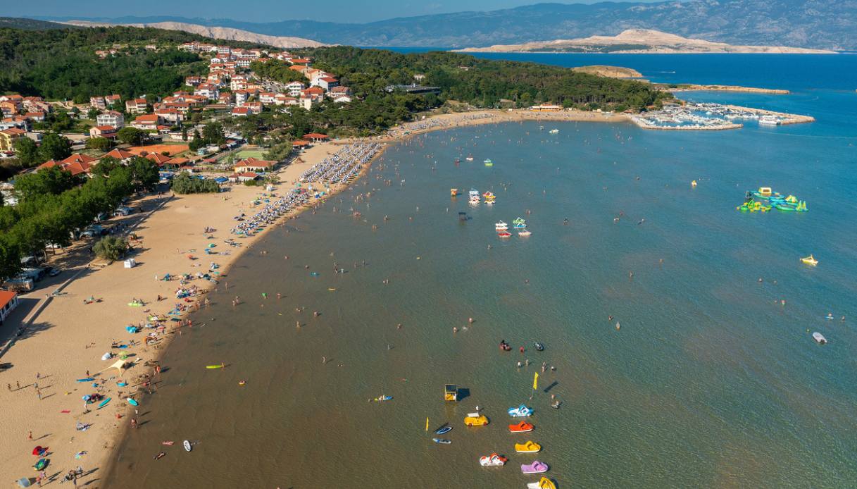 Arbe, l'isola croata dove si vive felici, tra mare cristallino e arte