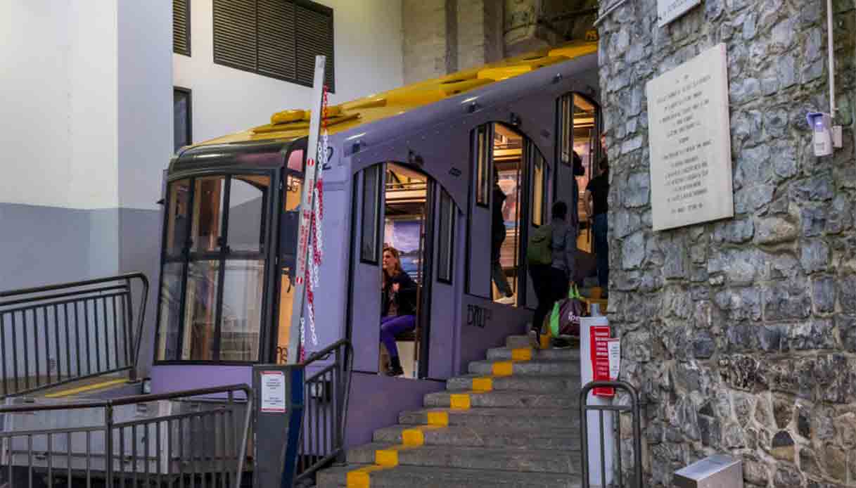 La funicolare Como-Brunate che conduce al balcone panoramico delle Alpi