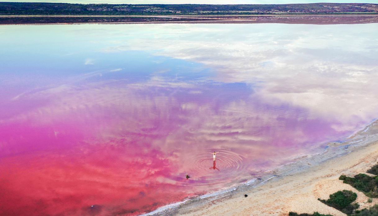 Lago Hillier, il paradiso rosa che incanta il mondo: dove si trova