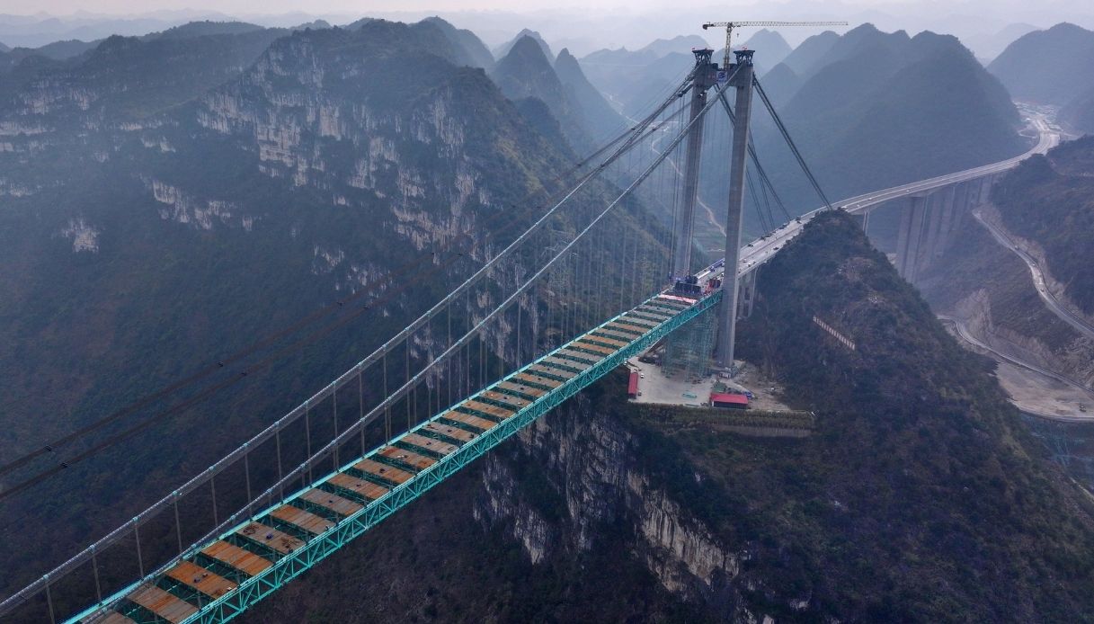 Il ponte più alto del mondo si trova in Cina, sul Grand Canyon Huajiang