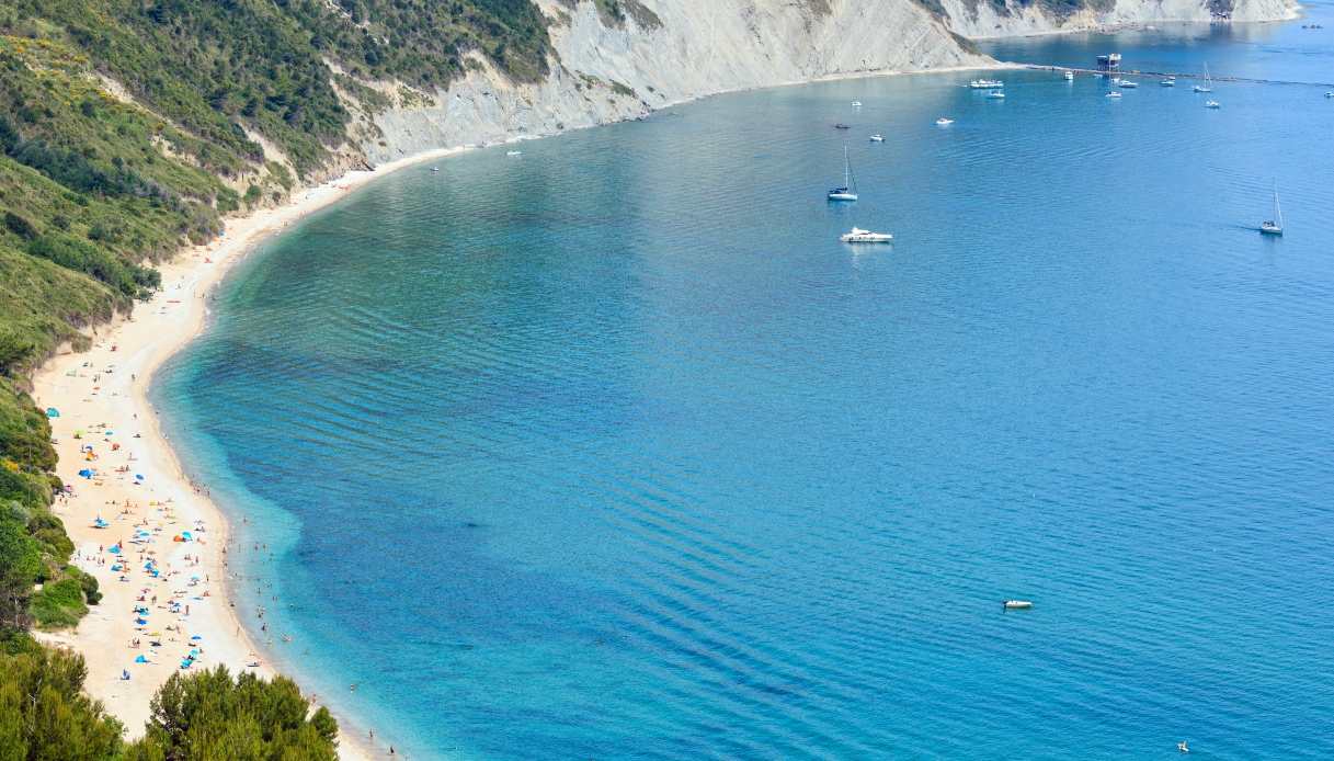 Spiaggia di Mezzavalle: la perla selvaggia del Conero tra natura e mare