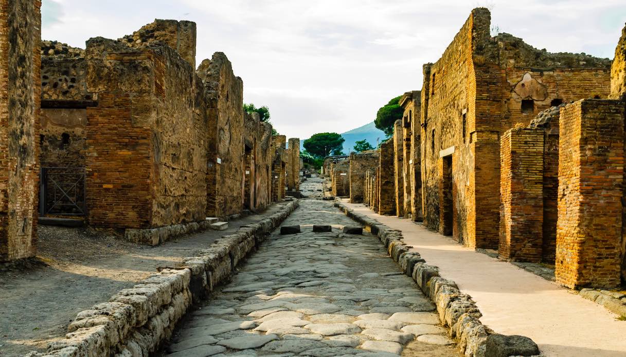 Pompei dopo l’eruzione del 79 d.C.: la “favela” romana tra le rovine