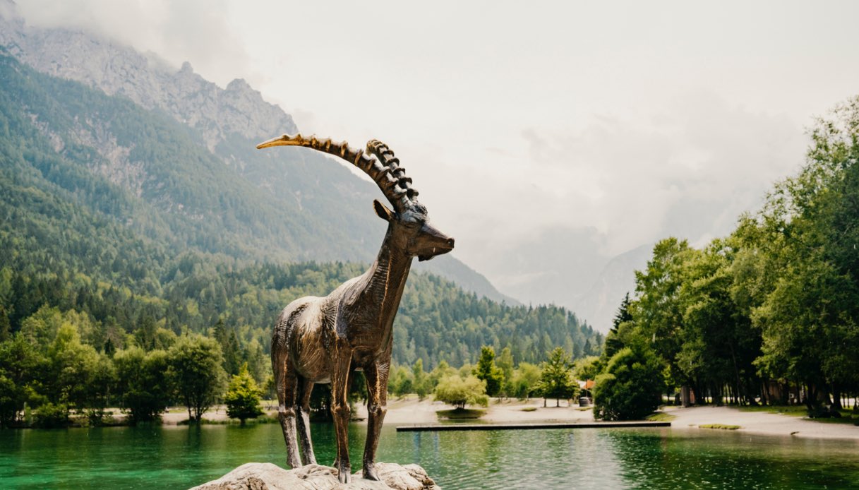 Lago Jasna in Slovenia: lo spettacolare lago alpino che cambia colore