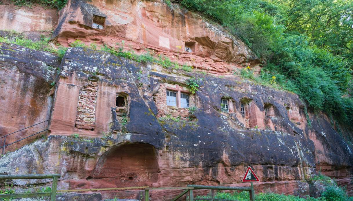 Felseneremitage, l’eremo scavato nella roccia tedesca che custodisce ...