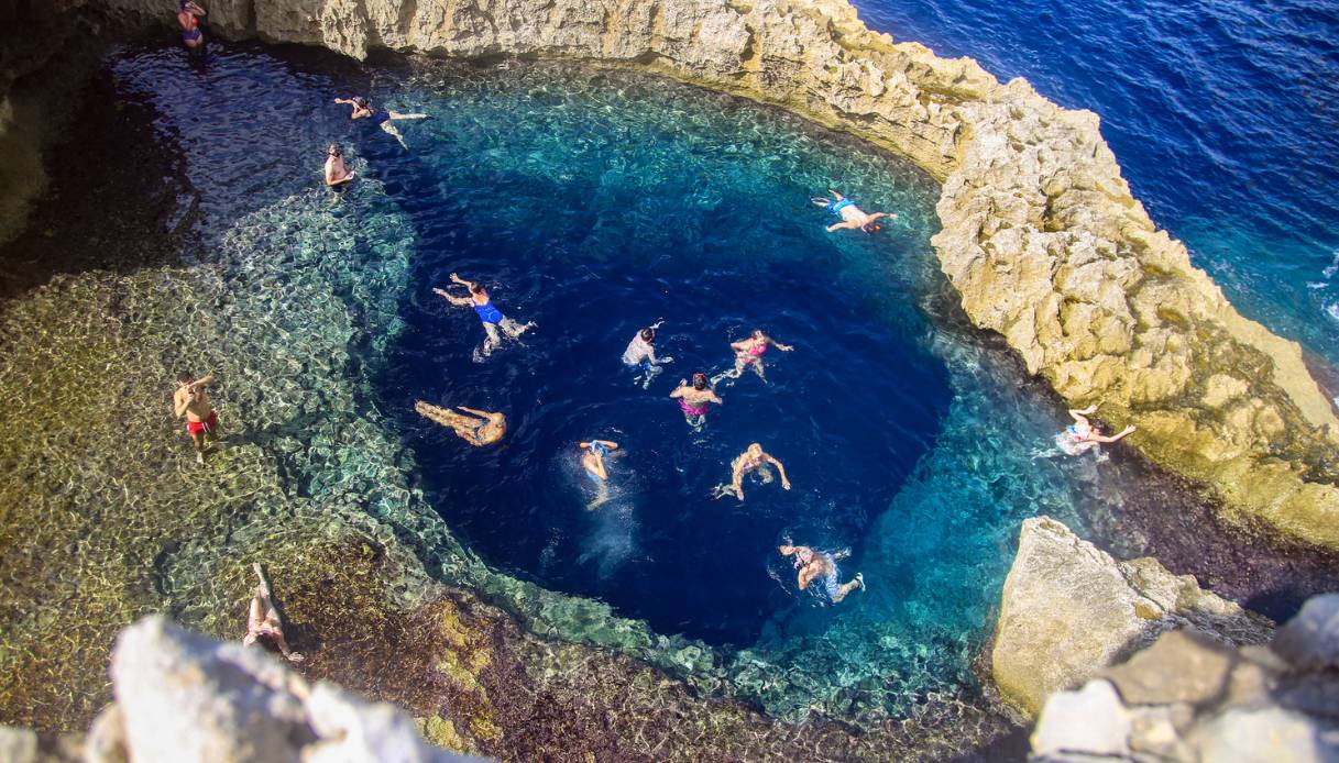 C’è un grande occhio blu scolpito dal mare, e si trova tra scogliere ...